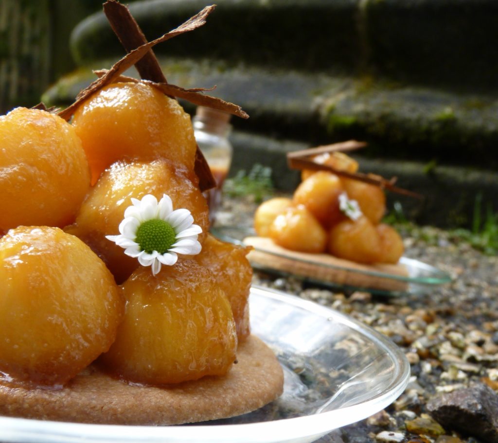 Tarta individual de manzana con salsa toffee - Catering Iria Castro